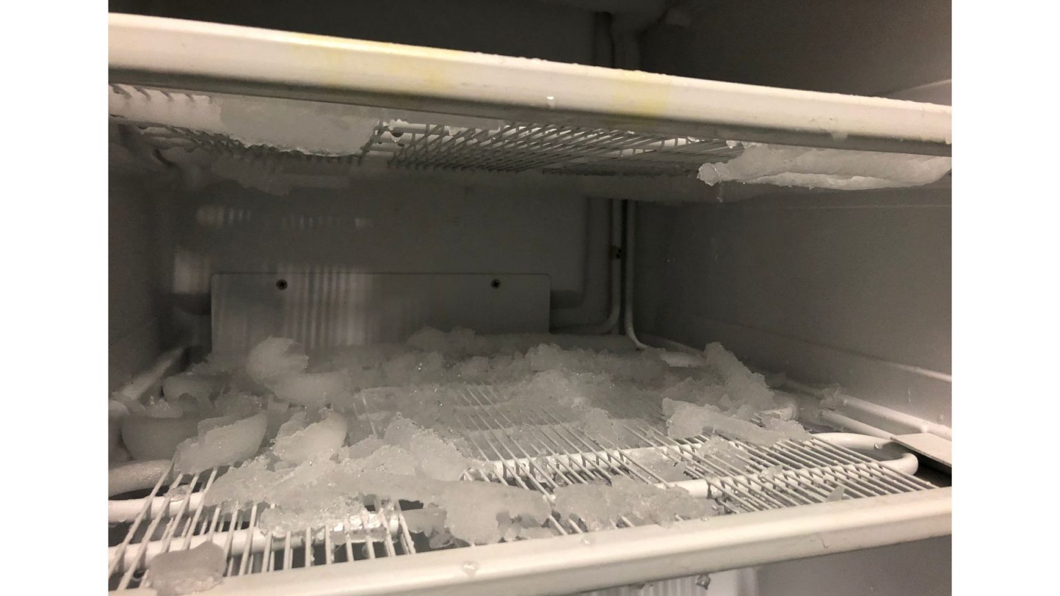 Where Is The Defrost Drain On LG/Whirlpool/GE/Samsung Fridge? - RectifyHome